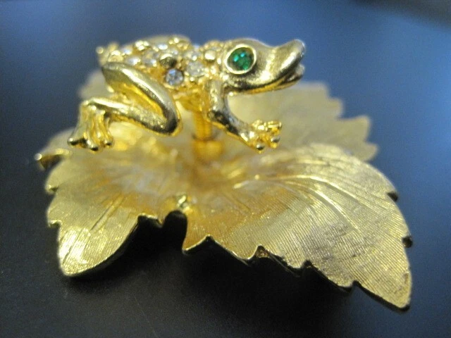 Frogs Jumping On Lily Pads