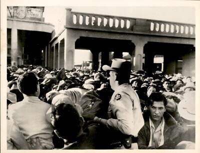 GA170 1954 Original Photo MEXICAN FARM WORKERS FIGHT TO CROSS BORDER ...