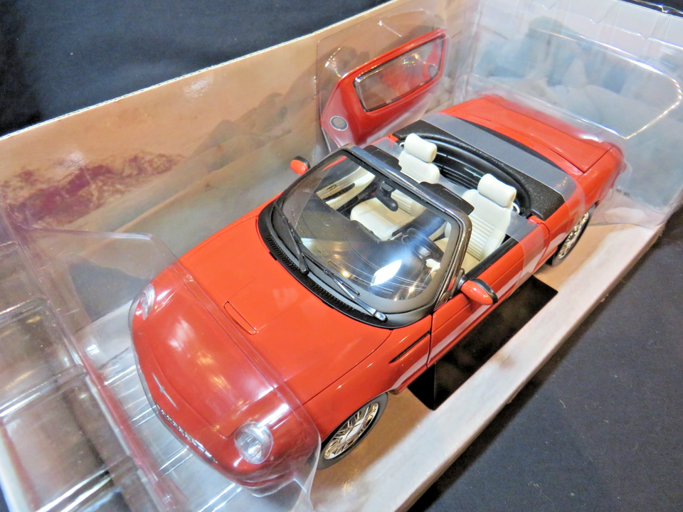 Paul's Model Art 10013. Ford Thunderbird. Jinx, Die Another Day. 1:18 ...