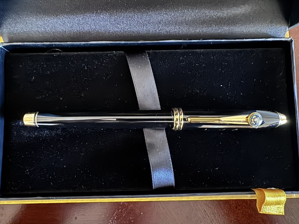 Donald J. Trump Cross Presidential Seal Gold Facsimile Signature Pen | eBay