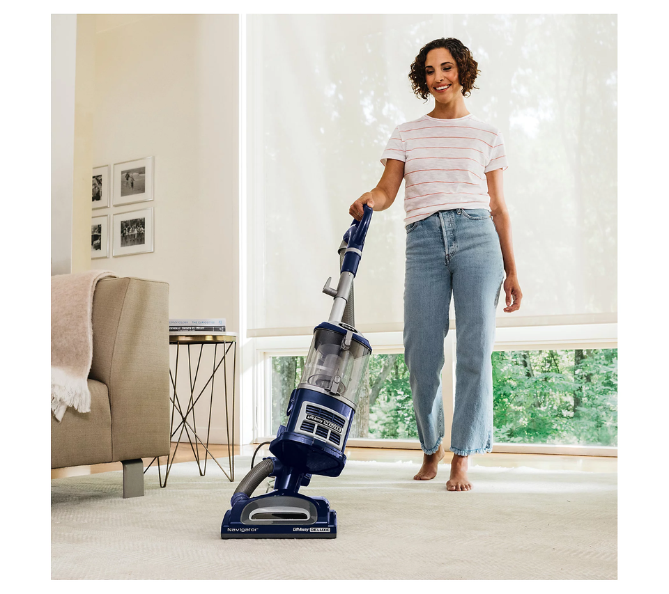 Shark Upright Vacuum, Navigator Lift-Away Deluxe with Large Dust Cup ...