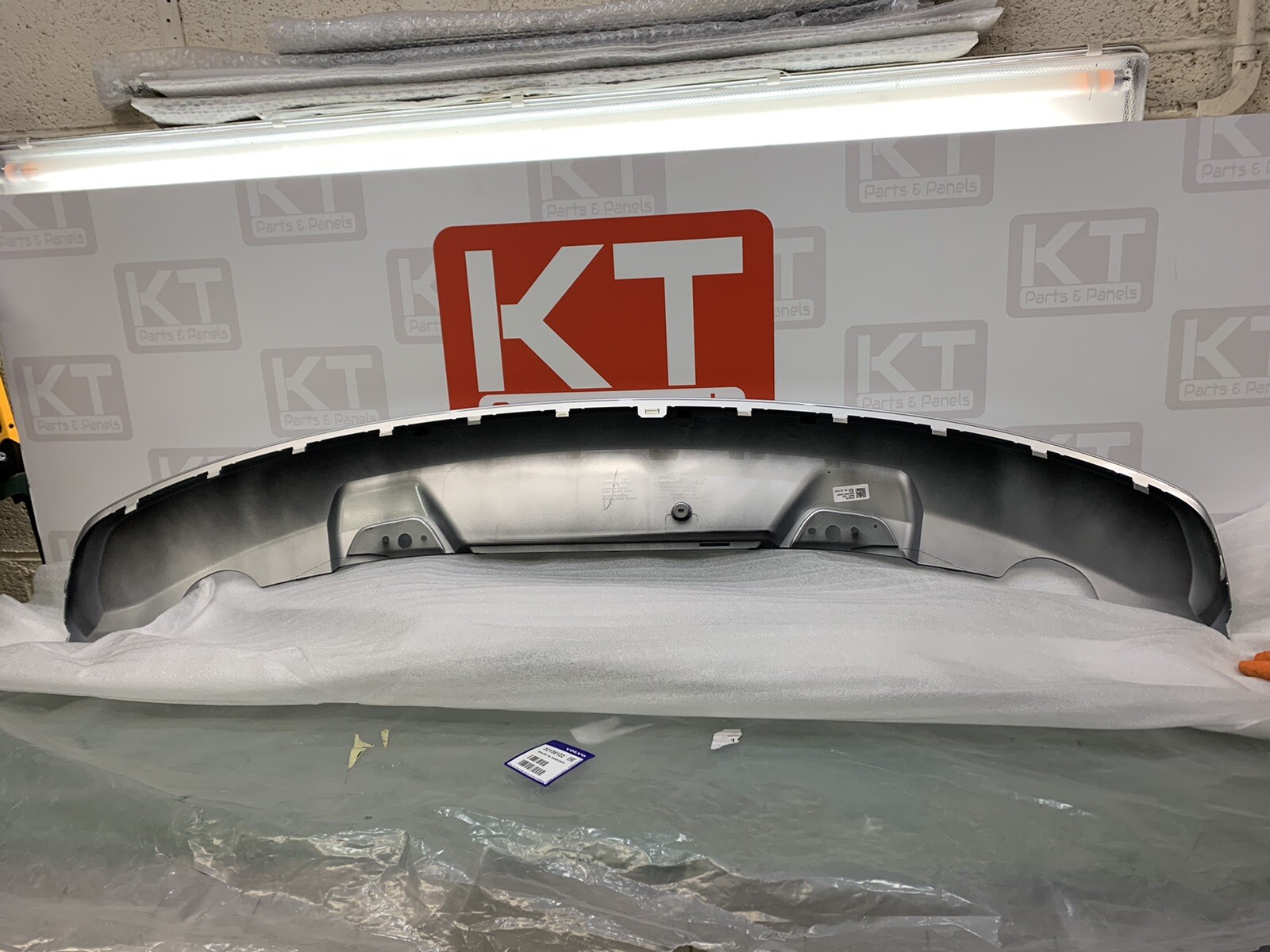 VOLVO XC40 2018-20 REAR BUMPER LOWER DIFFUSER 32136122 NEW GENUINE | eBay