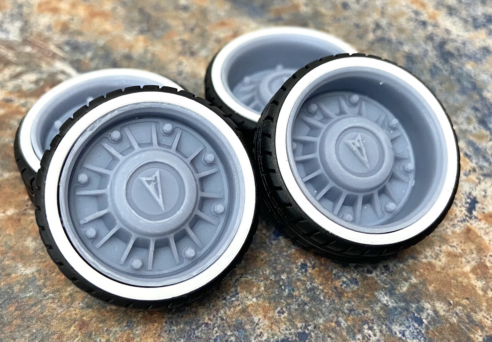 Resin 22 In. Pontiac 8-lug Restomod Wheels, W/One In. Whitewalls,1/24 1 ...