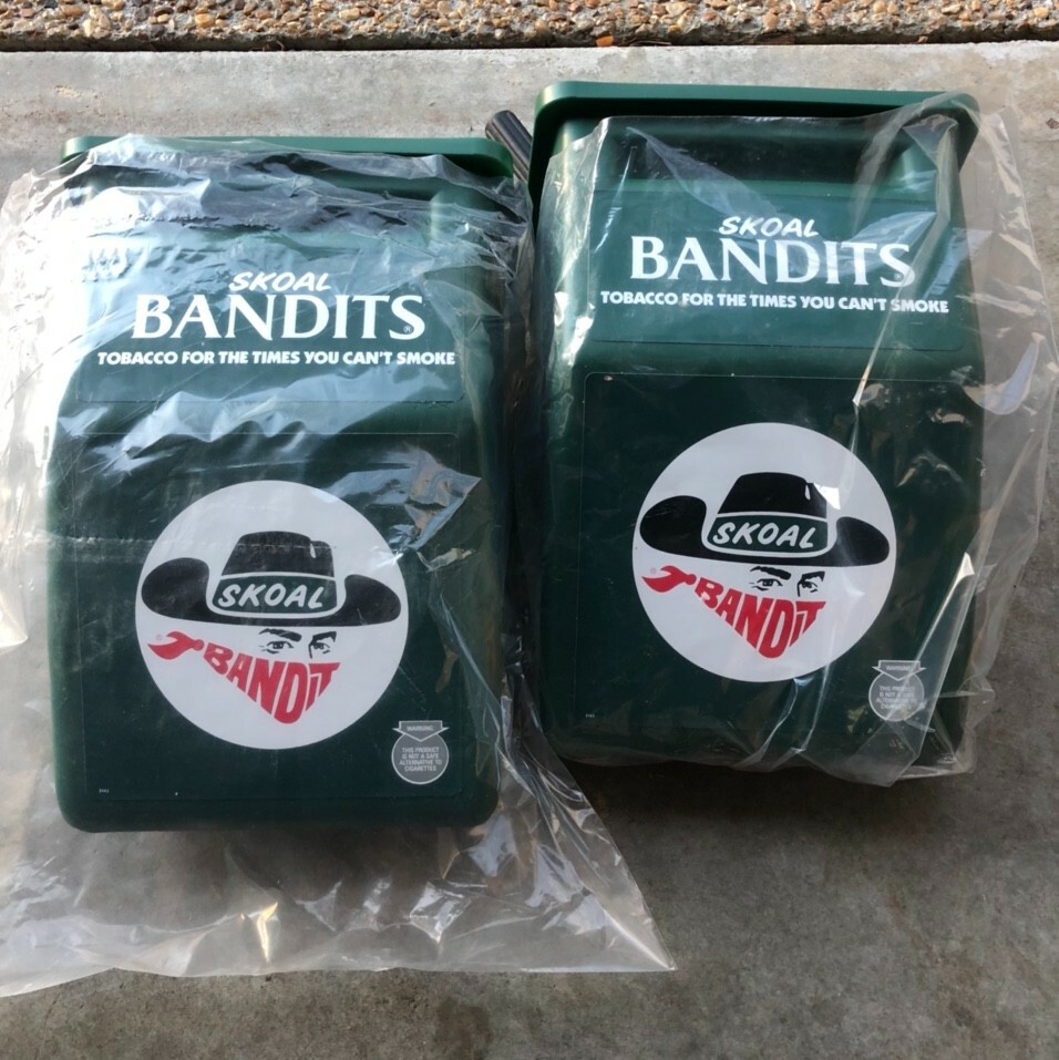 SKOAL Bandits Windshield Cleaning Bucket with Squeegee and Hardware ...