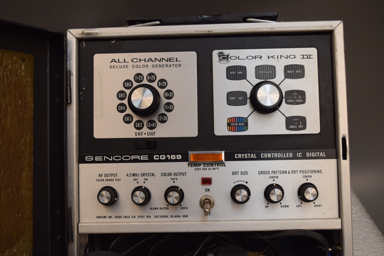 Sencore CG169 Deluxe Color King IV Bar Generator Case | eBay