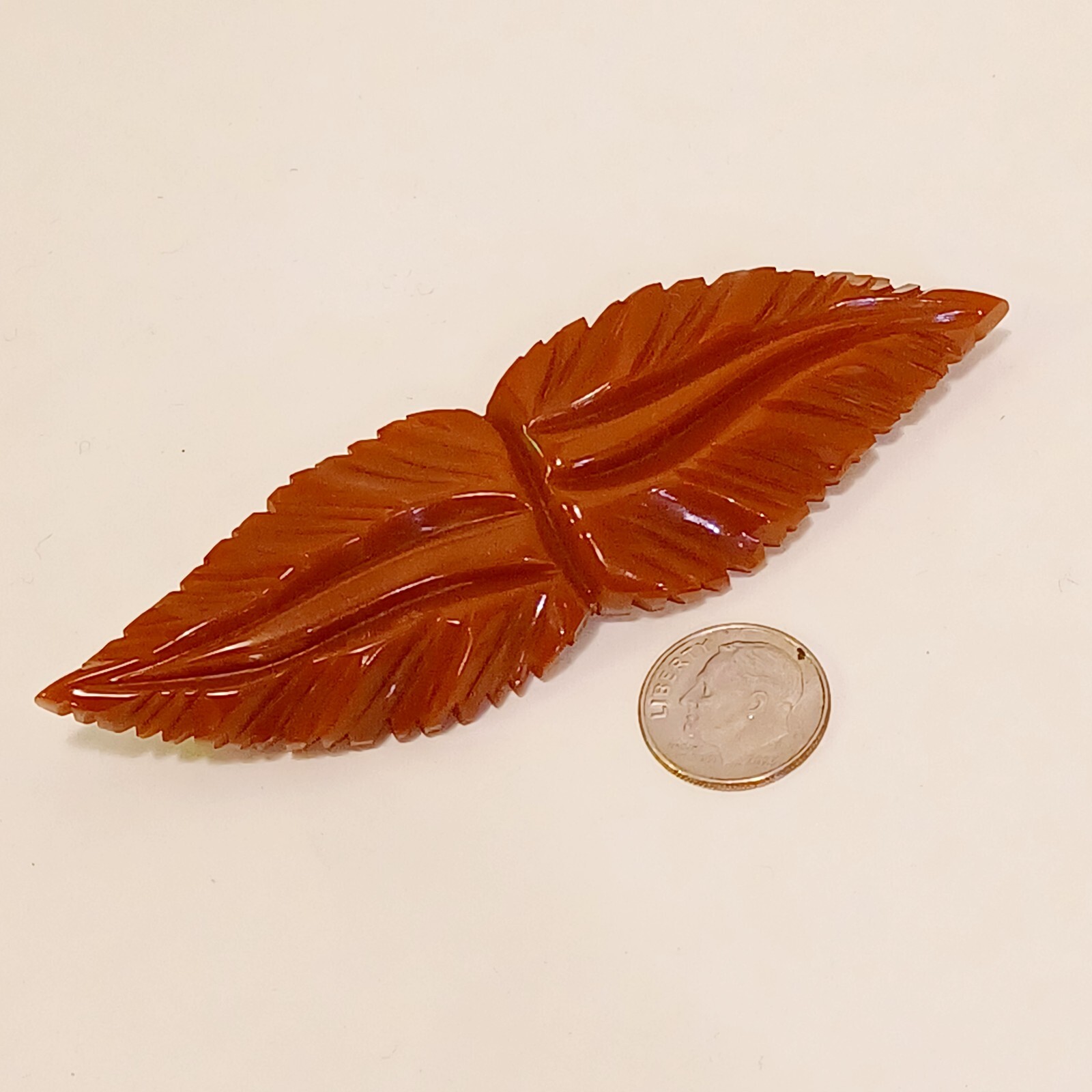 Vintage 1940s Or 1950s Carved Bakelite Brooch - Gem