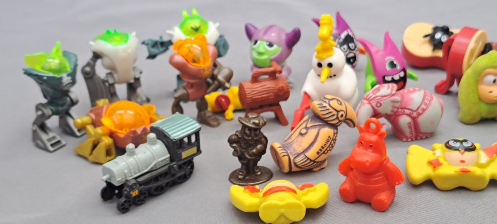 Lot of 24 KINDER SURPRISE CUTE CUDDLY GORILLAS ROBOTS MECHS Spinnerte ...
