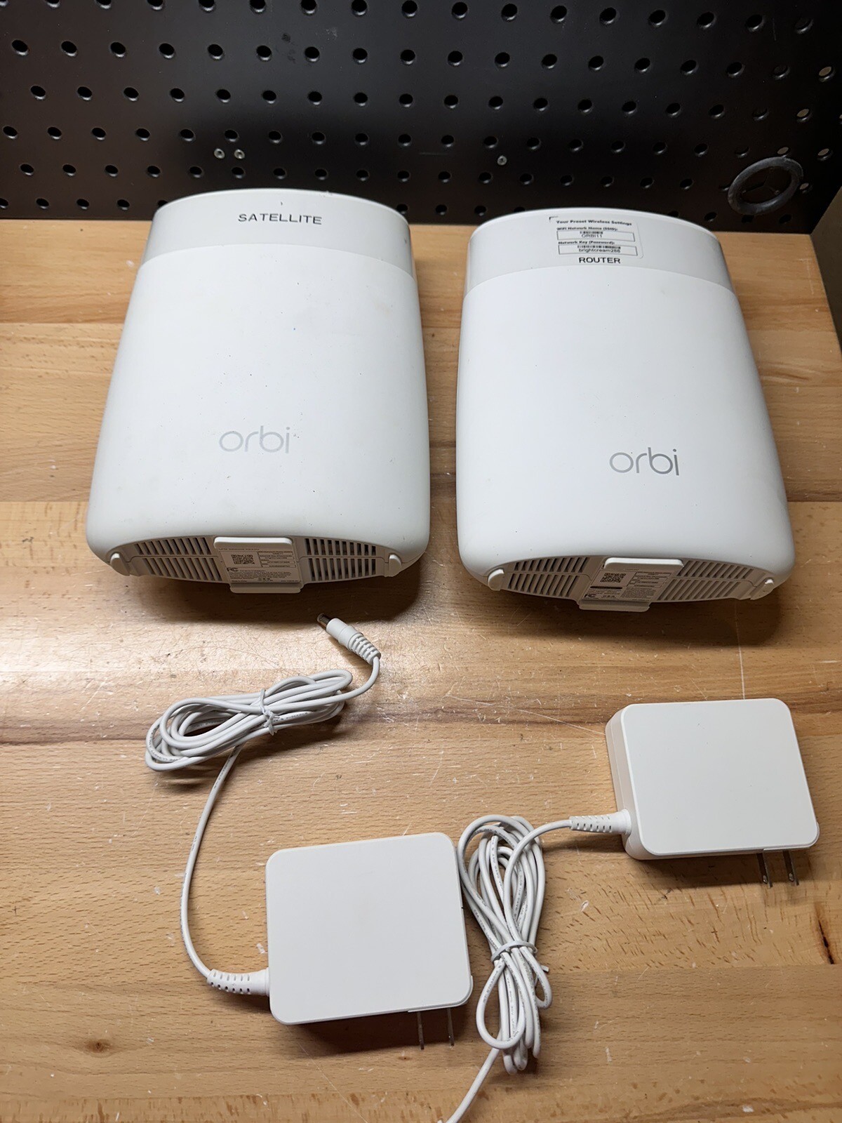 (i) Orbi Netgear WiFi Router (1) RBR50 & (1) Satellite Orbi RBS50 ...