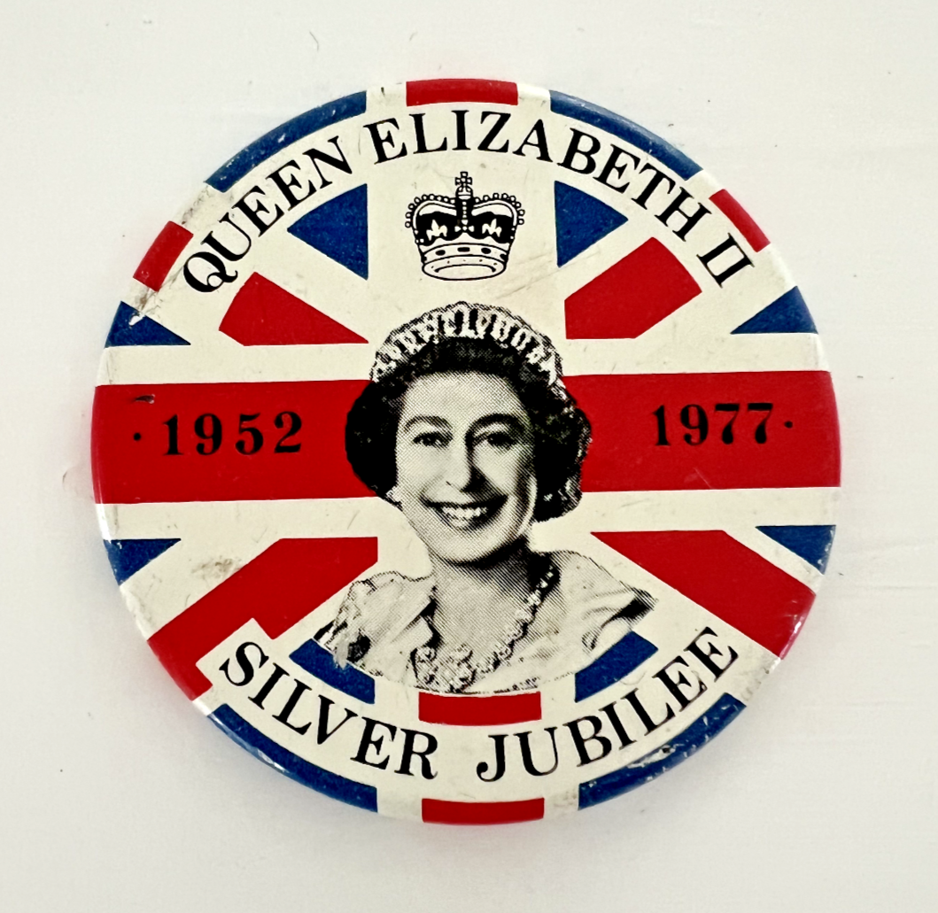 2 Vintage 1977 Queen Elizabeth The 2nd SILVER JUBILEE Buttons, Pinbacks ...