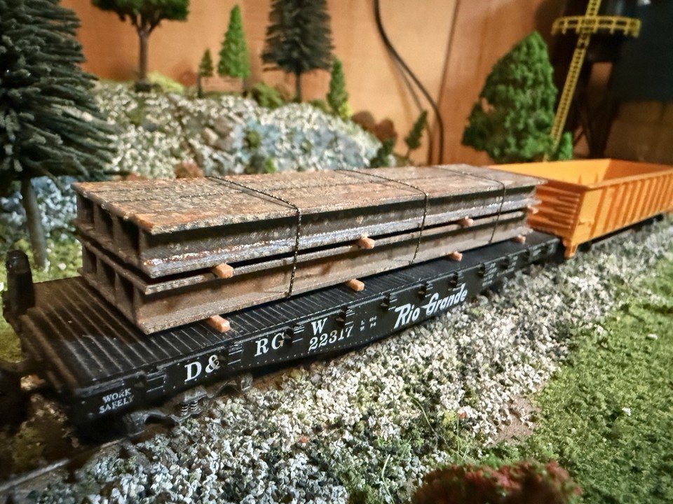 1:87 HO Scale Rusty Ibeam Load/Decor - Short Stack W/ Blk Straps | eBay