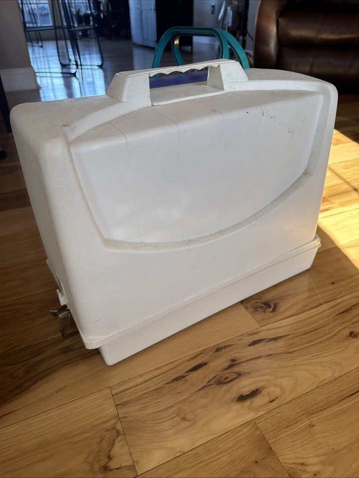 Singer Sewing Machine 5830C W/ Foot Pedal And Hard Case Carrying Case ...