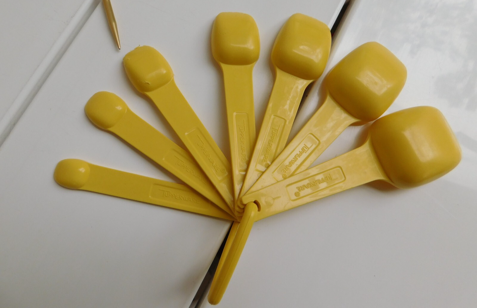 TUPPERWARE YELLOW Nesting Measuring SPOONS Complete SET 7 + Ring ...