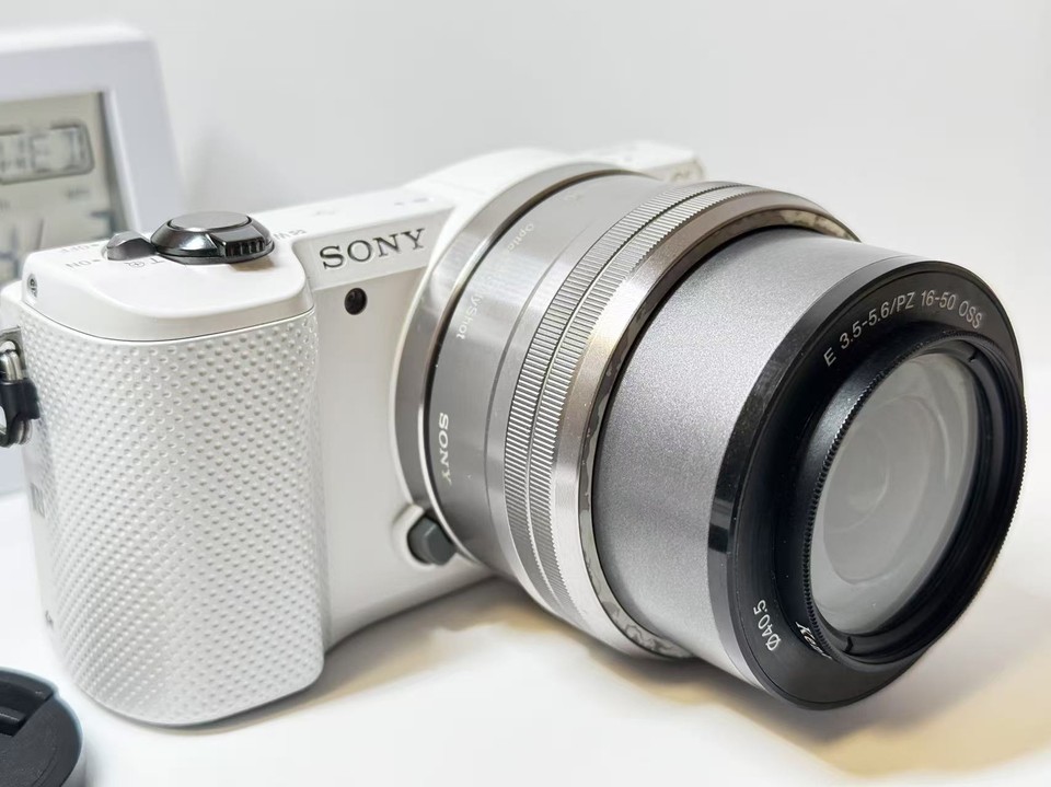 [Almost MINT] Sony Alpha a5000 20.1MP Digital Camera White 16-50mm Lens ...