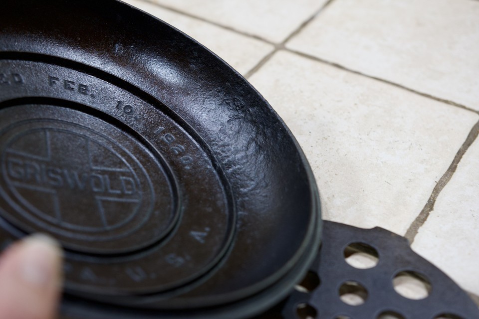Griswold Cast Iron #7 Tite Top Dutch, Lid, and Trivett *No cracks, some ...