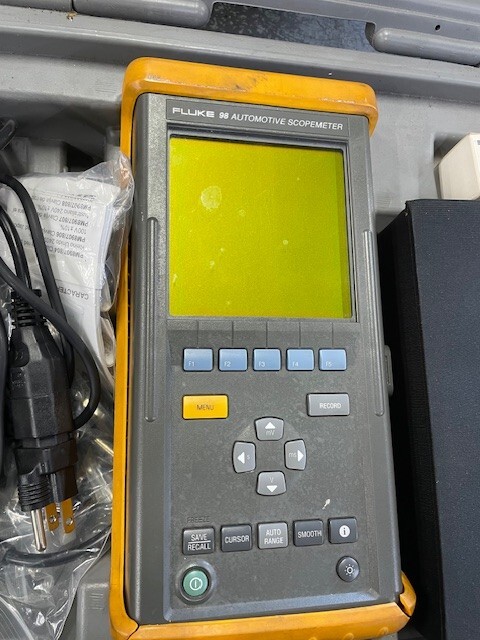 Fluke 98 Automotive Scopemeter with Lots Of Attachments AND NEW BATTERY ...
