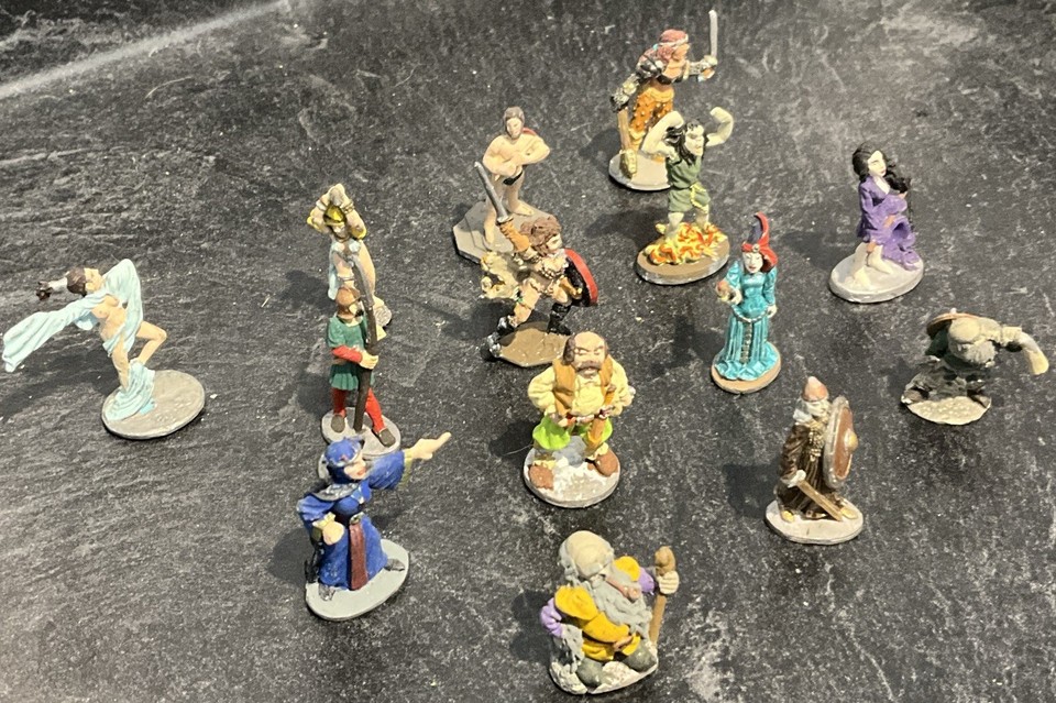 Lot Of 14 Assorted Dungeons & Dragons Miniature Figurines Lot #75 | eBay