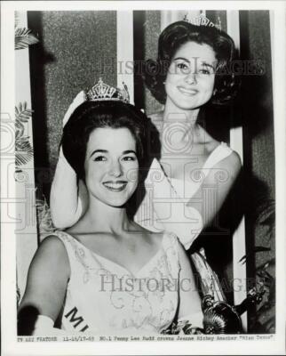 1963 Press Photo Penny Rudd crowns Jeanne Amacker "Miss Texas ...
