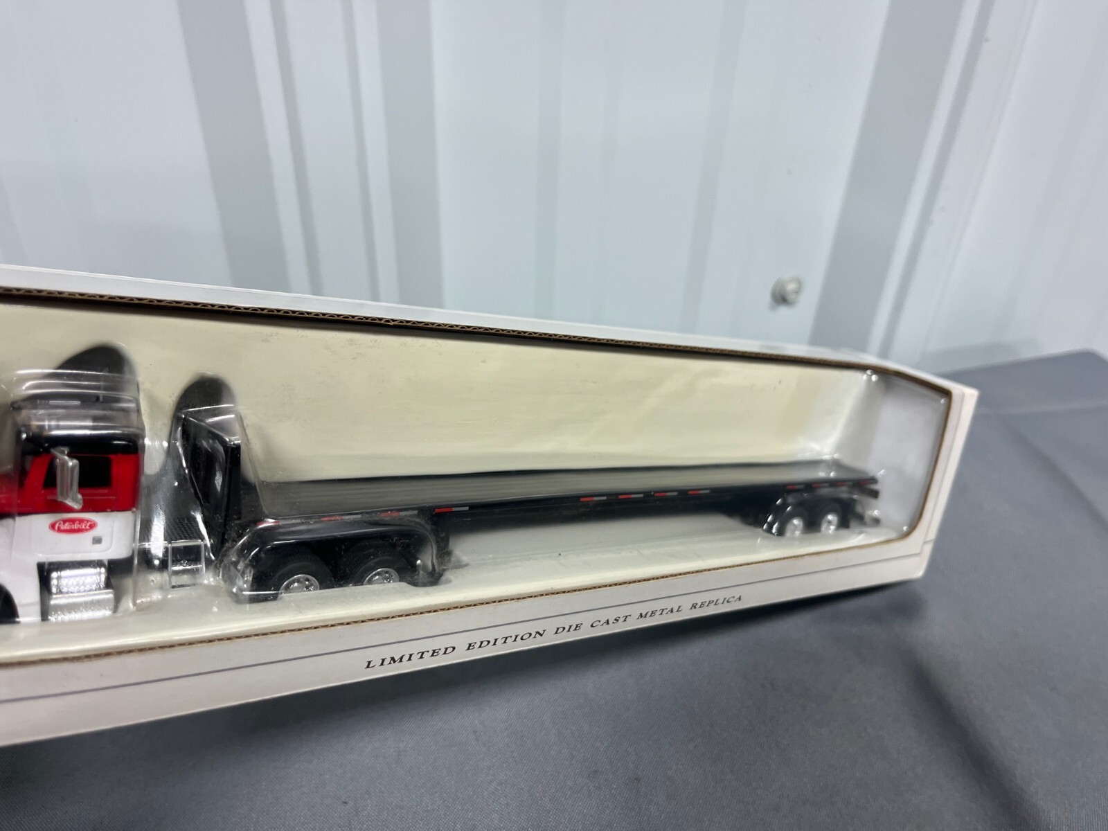 PETERBILT LOGO Peterbilt 385 Day Cab w Flatbed 1:64 SpecCast NIB dcp ...