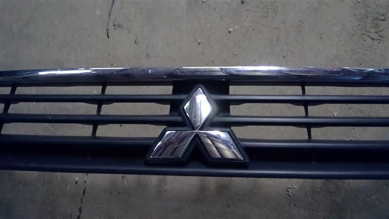 2017 17 Mitsubishi Outlander Center Grille 6402A430 61398 | eBay