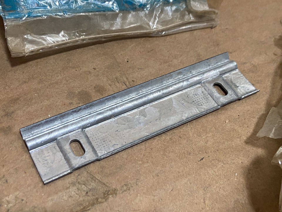 GM 1253535 Rocker Panel Molding Fender Retainer 1977-80 LeSabre ...