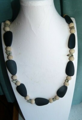 JEWELLERY NICE CREAM & BLACK WOODEN BEAD NECKLACE, POLISHED STONE 672 ...
