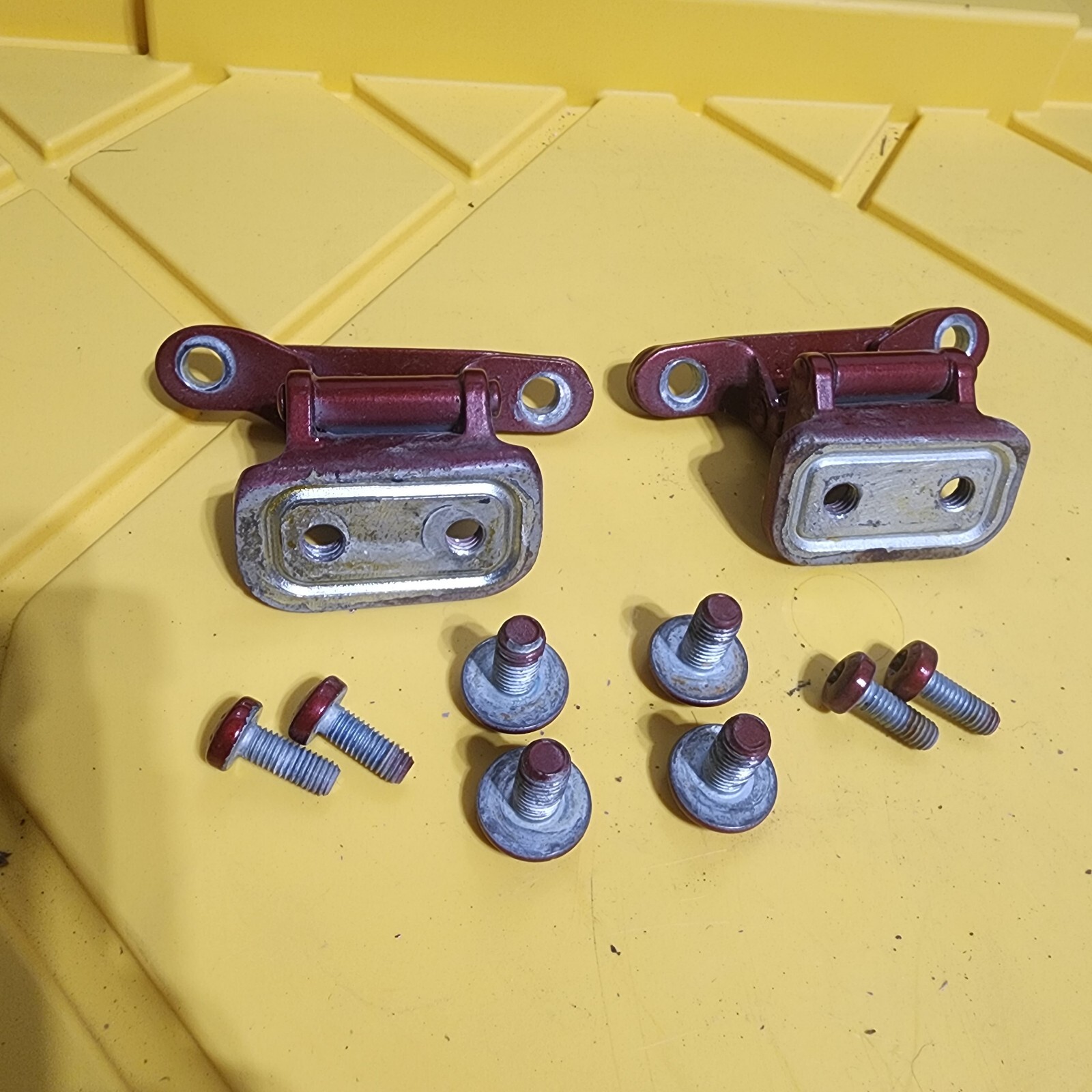 04-08 CHRYSLER CROSSFIRE COMPLETE SET OF RED TRUNK HATCH HINGES OEM W ...