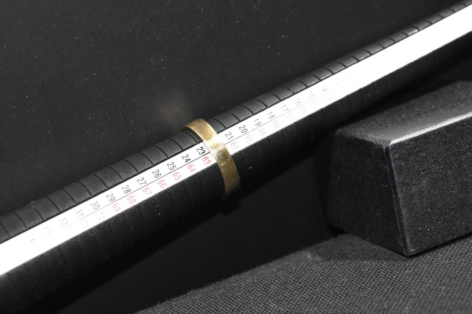 WEDDER 9ct 9K 375 Solid GOLD WEDDING RING / WEDDER BAND w/ Single ...