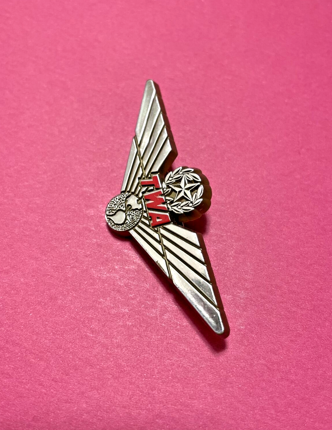 TWA AIRLINES JUNIOR PILOT WINGS PIN GOLD TONED RED ENAMEL VINTAGE ...