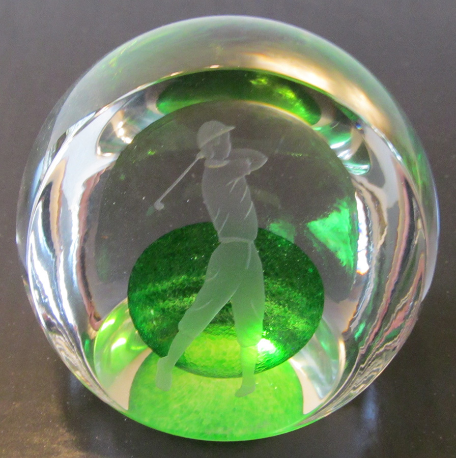 BEAUTIFUL GLASS PAPERWEIGHT WITH GOLFER-NO CHIPS VERY NICE CAITHNES ...