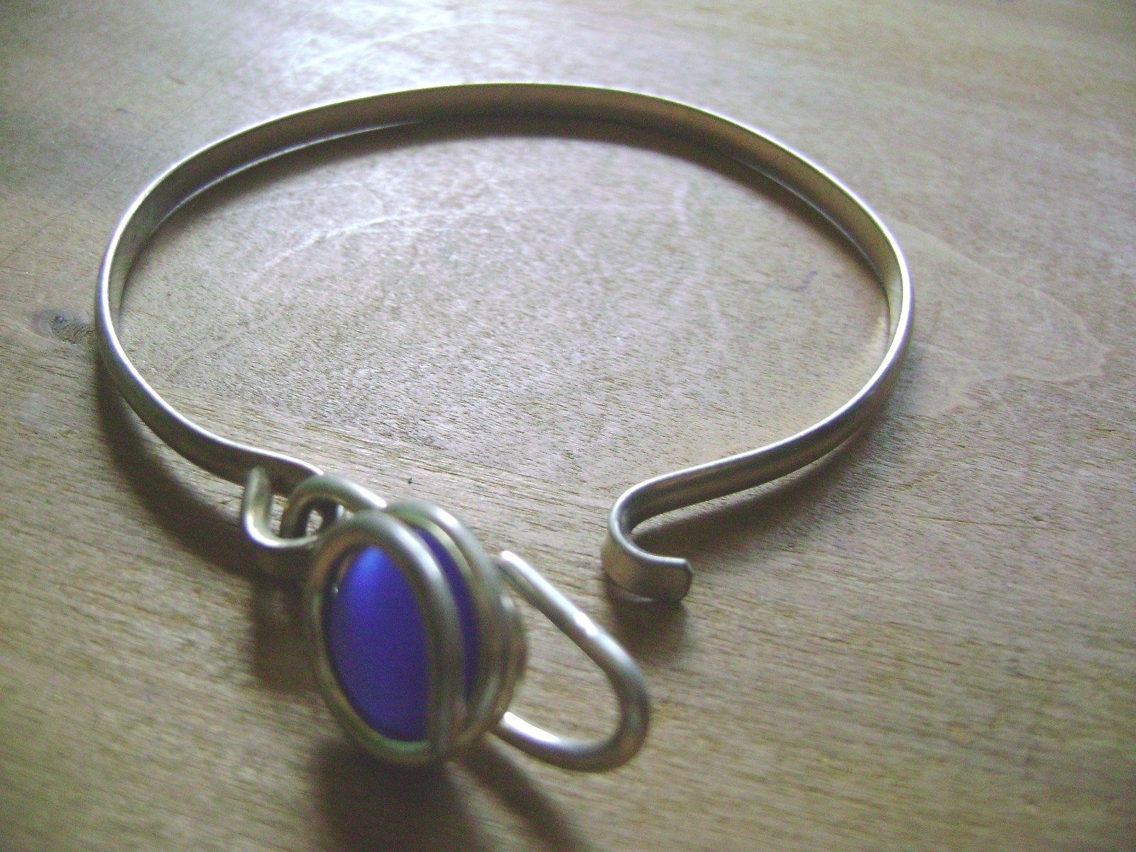 DEEP BLUE CABOCHON SILVERTONE HOOK CLOSURE BANGLE BRACELET | eBay