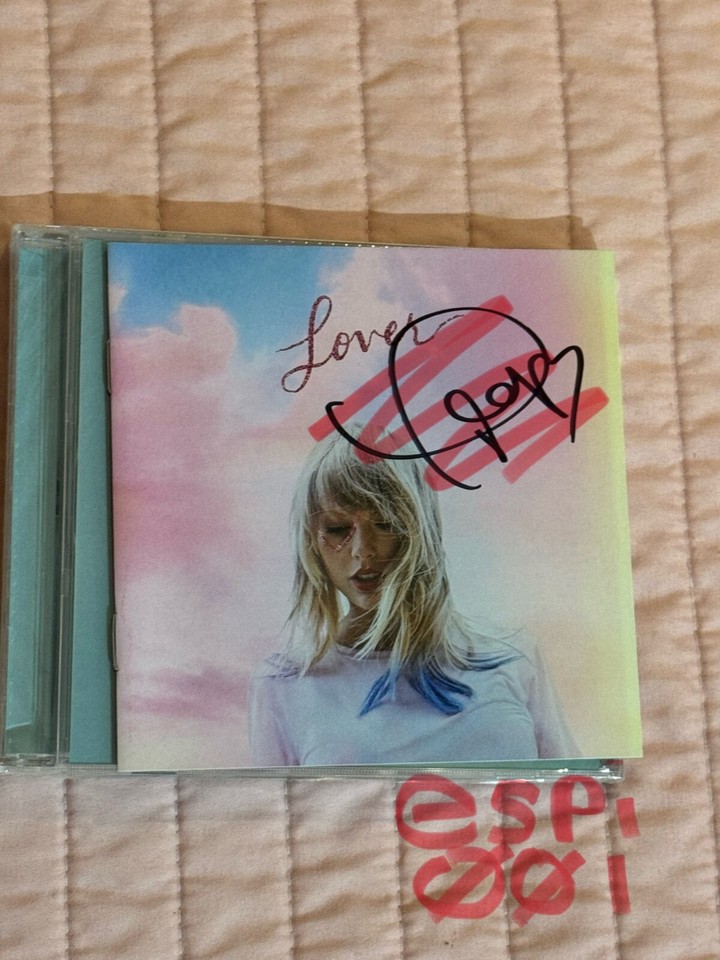 TAYLOR SWIFT SIGNED AUTOGRAPHED LOVER BOOKLET W/HEART + ME! CD SINGLE ...
