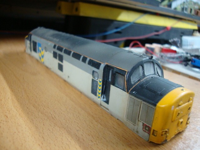 Bachmann Class 37 bodyshell resprayed in Railfreight Metals livery ...