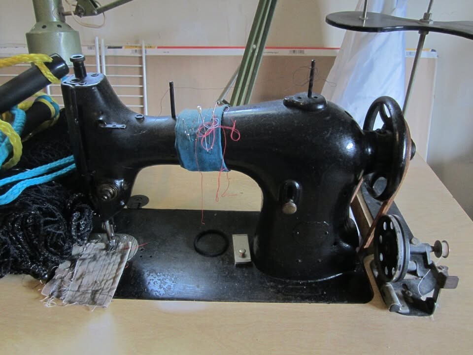VTG 1898-1913 SIMANCO SINGER FACTORY SEWING MACHINE AND TABLE, WORKS ...