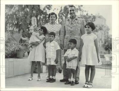 1955 Press Photo Gamal Abdel Nasser of Egypt poses with family in Cairo ...