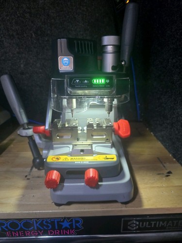 Dolphin Manual Key Cutting Machine XP-007 Cuts Laser, Dimple, And Flat ...