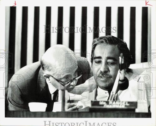1986 Press Photo Mr. Cusack leans over to speak with Charles Rangel at ...