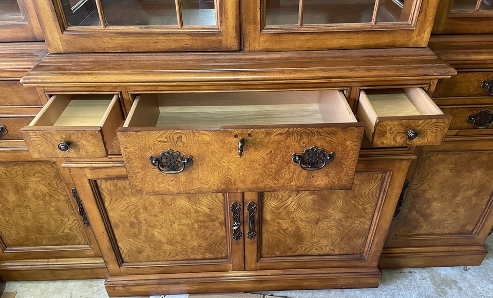 THOMASVILLE ERNEST HEMINGWAY BREAKFRONT CHINA CABINET | eBay