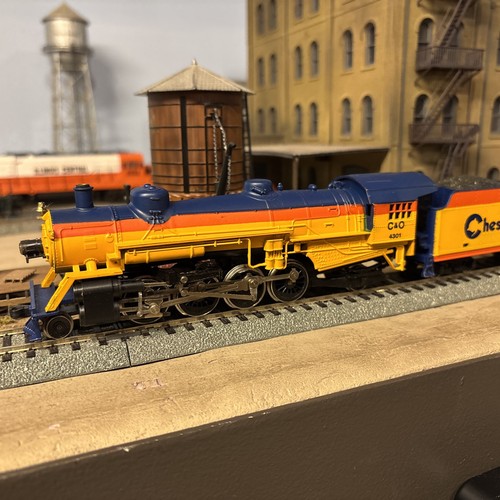 HO AHM 2-8-2 C&O CHESSIE SYSTEM #4301 STEAM ENGINE LOCOMOTIVE w Caboose ...