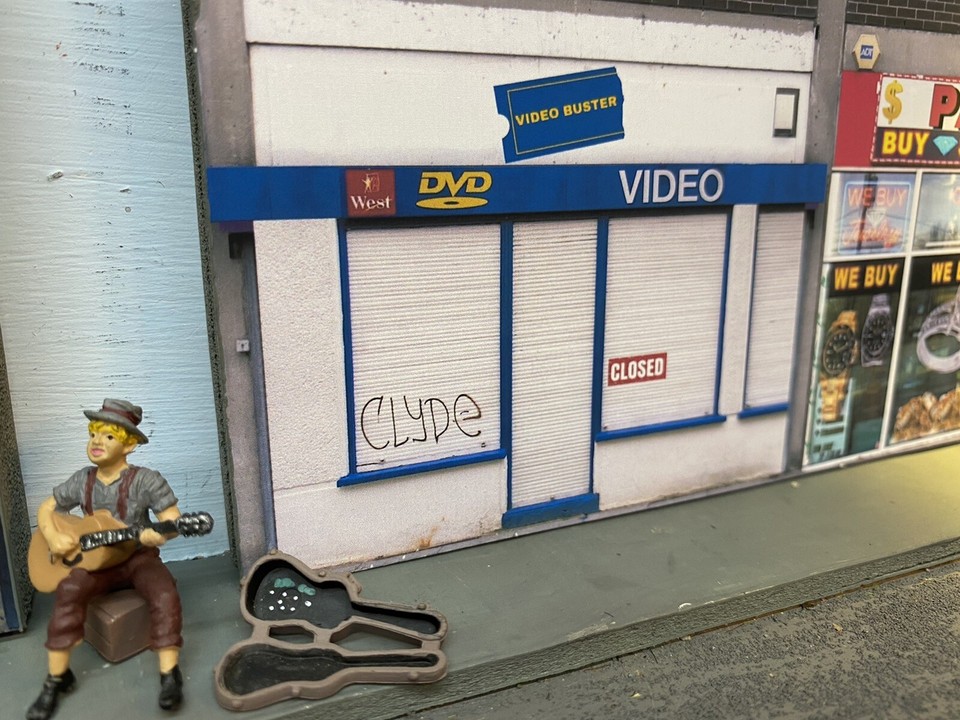 HO Scale Scratch Built "PAWN SHOP”💰Video + Record LED, Building Flat ...
