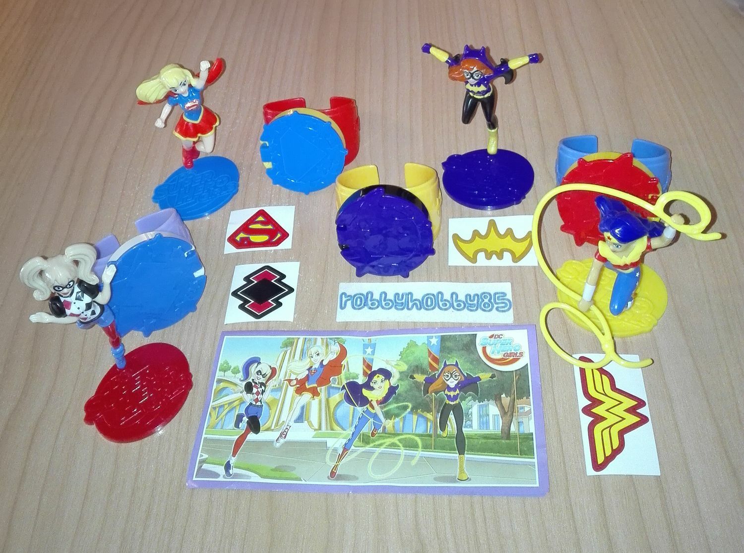 DC SUPER HERO GIRLS (MAXI) COMPLETE SET WITH ALL PAPERS KINDER SURPRISE ...
