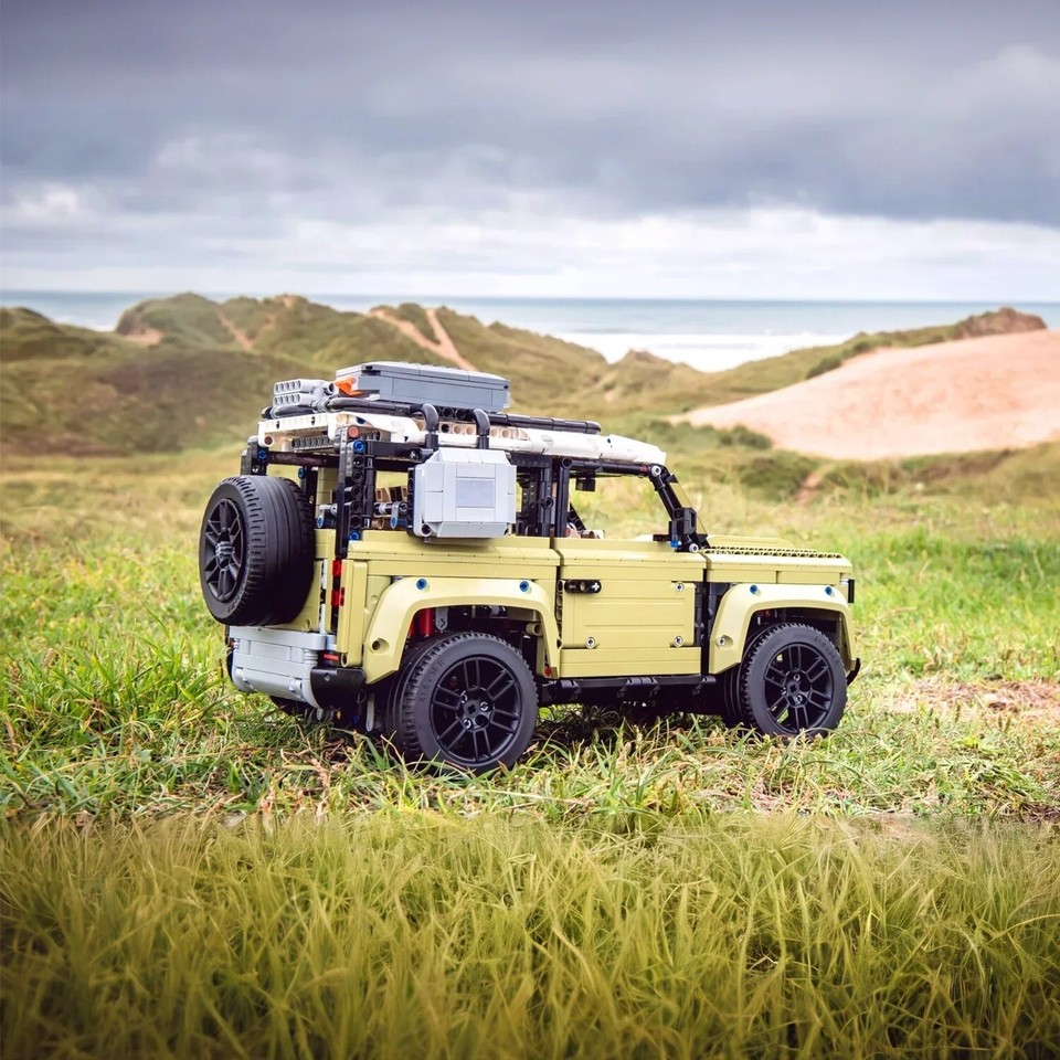 TECHNICAL: Land Rover Defender Collector's Building Blocks Set (42110 ...