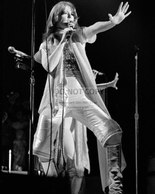 ANNI-FRID LYNGSTAD SWEDISH ABBA CO-LEAD SINGER - 8X10 PUBLICITY PHOTO ...