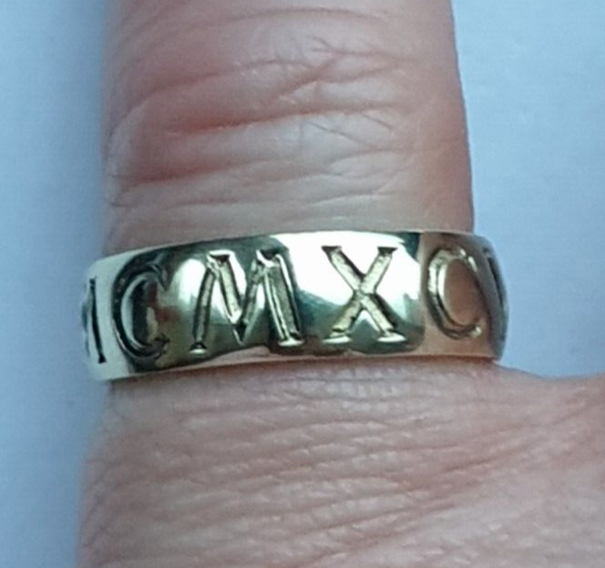 9ct Gold MCMXCVIII 1998 Engraved Band Size M 1/2 3.36g Cherished Rare ...