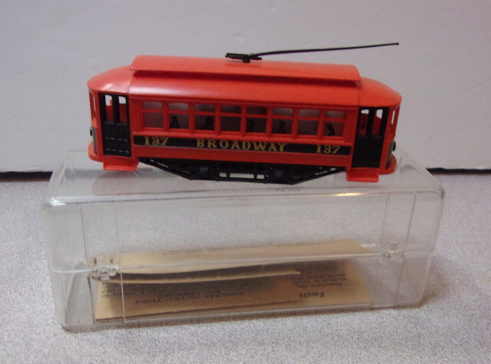 Tyco HO Scale Powered Trolley Streetcar Broadway 137 w/ Case Runs | eBay