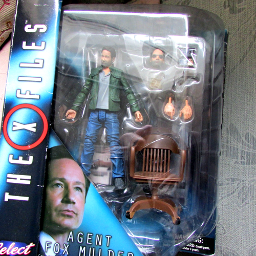 X-Files AGENT FOX MULDER Action Figure w/Diorama Base, Diamond Select ...