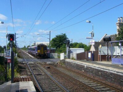 Photo 6x4 Train approaching Kingsknowe level crossing c2009 | eBay UK