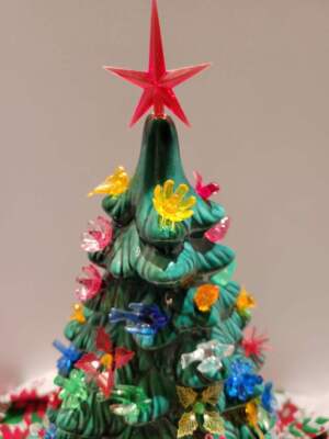 1970's ATLANTIC MOLD 21" MUSICAL CERAMIC LIGHTED CHRISTMAS TREE with ...
