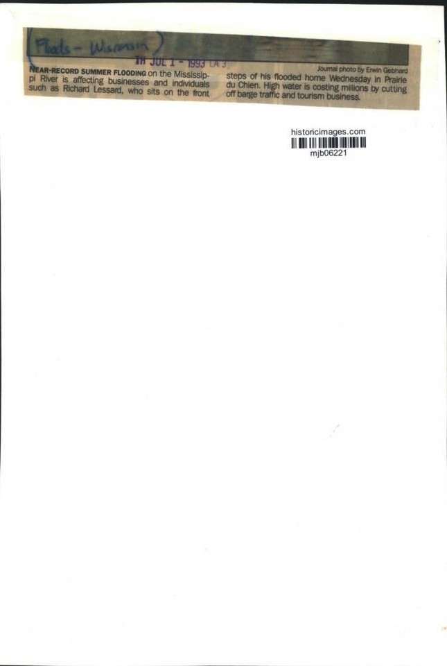 1993 Press Photo Richard Lessard at his flooded home near the ...