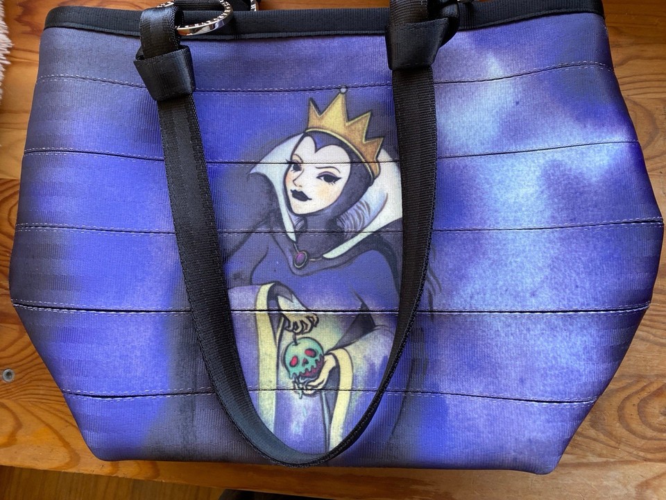 Harveys Carriage Ring Tote - Good vs Evil Snow White & Evil Queen ...