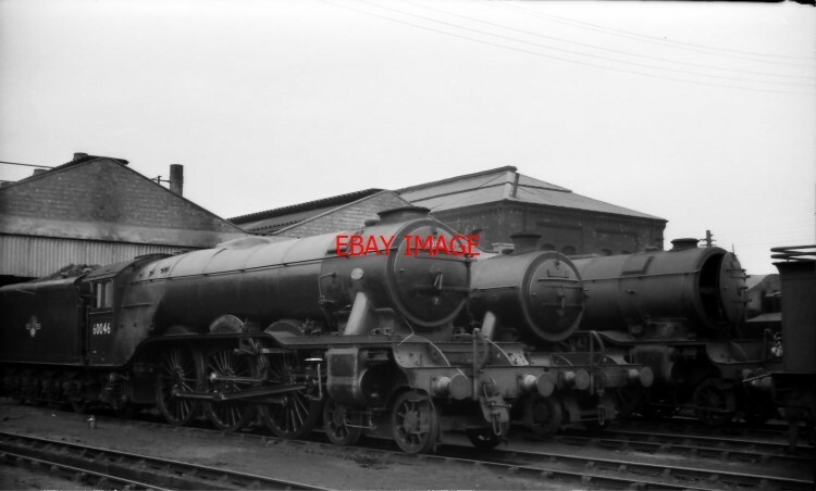 PHOTO LNER GRESLEY 'A3' PACIFIC 60046 'DIAMOND JUBILEE' AND 'O2' 2-8-0 ...